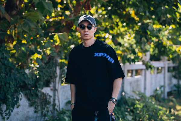 XPX CROSS SHOULDER XPXVIII. PRINT BLACK CREW NECK TEE